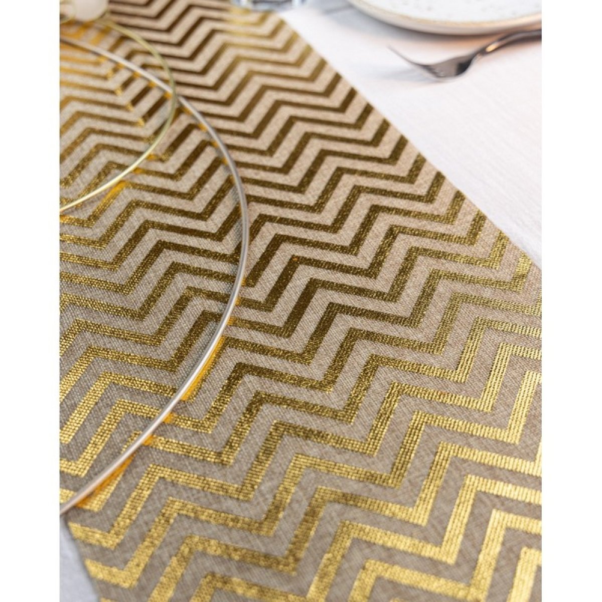 Chevron Jute Bordløber Guld | 24T Levering på pynt til enhver anledning ...